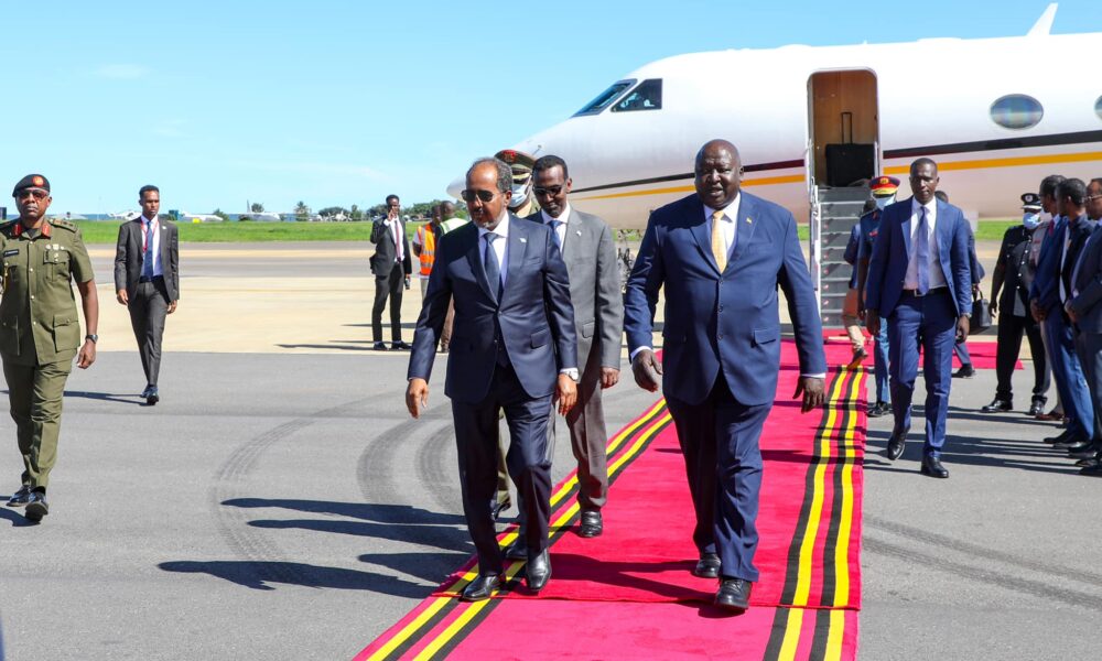 SAWIRO: Madaxweyne Xasan Sheekh oo gaaray Uganda & Xogta safarkiisa ... SAWIRO: Madaxweyne Xasan Sheekh oo gaaray Uganda & Xogta safarkiisa ...